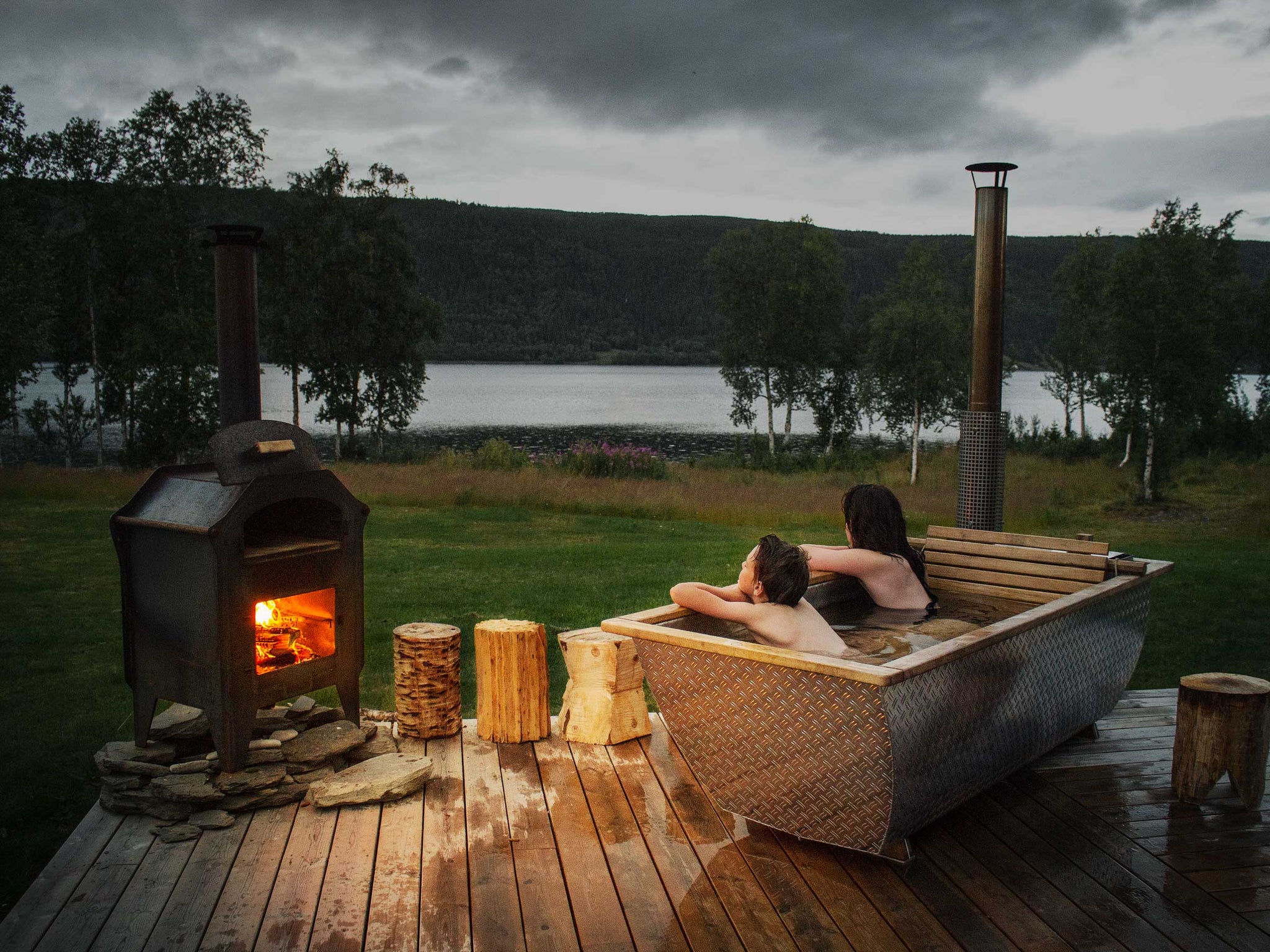 Bohemen vedeldat badkar i aluminium och ek – året runt bad utomhus | Hikki