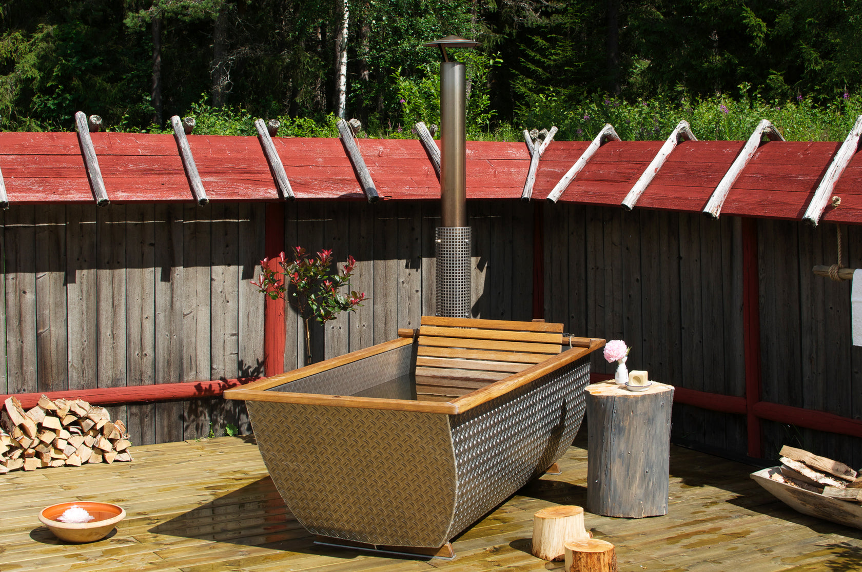 Bohemen vedeldat badkar i aluminium och ek – året runt bad utomhus | Hikki